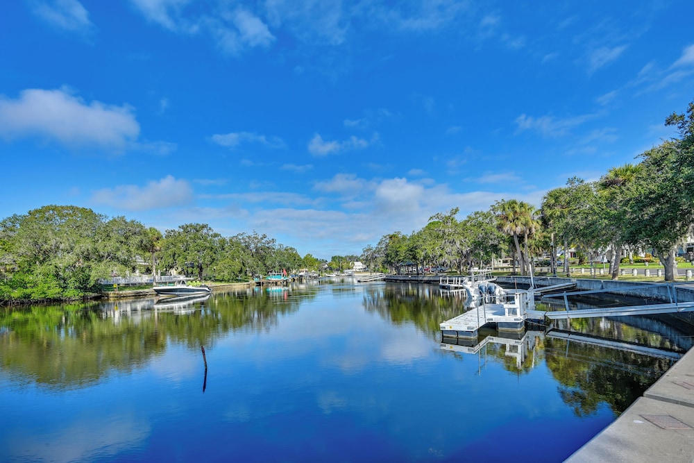 Relax On The Grand River! Bright Waterfront Home - Holiday, FL