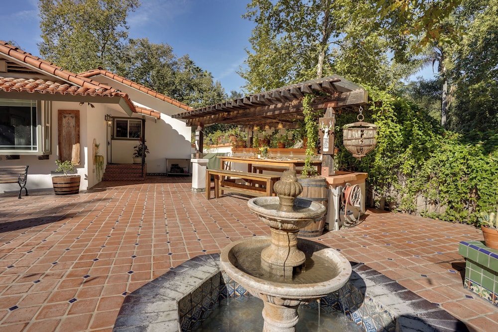 Spacious Courtyard & Spanish Charm: Silverado Home - Lake Forest, CA