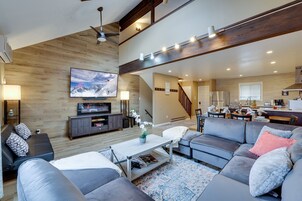 Casa geminada, 4 quartos | Área de estar | Smart TV, serviços de streaming