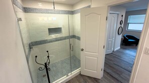 Apartamento, 4 quartos | Casa de banho | Champô, papel higiénico 