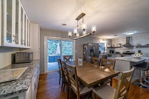 Casa, 3 quartos | Cozinha privada | Um frigorífico, um forno, uma cafeteira/bule, uma torradeira 