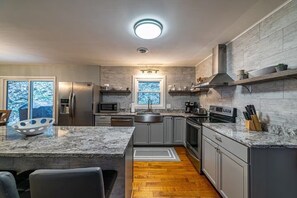 Casa, 3 quartos | Cozinha privada | Um frigorífico, um forno, uma cafeteira/bule, uma torradeira 