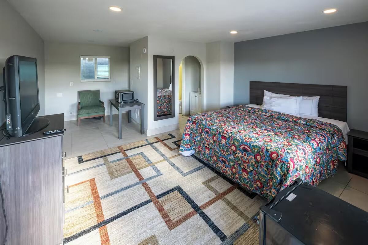 One Queen Deluxe Room Near Desert Botanical Gardens - Mesa, AZ