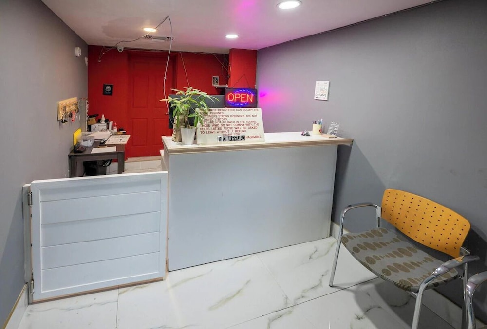 Budget-Friendly w/ One Queen Deluxe Near Phoenix Convention Center ...