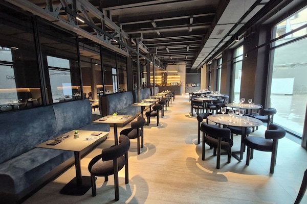 Café da manhã com buffet todos os dias (EUR 25 por pessoa)