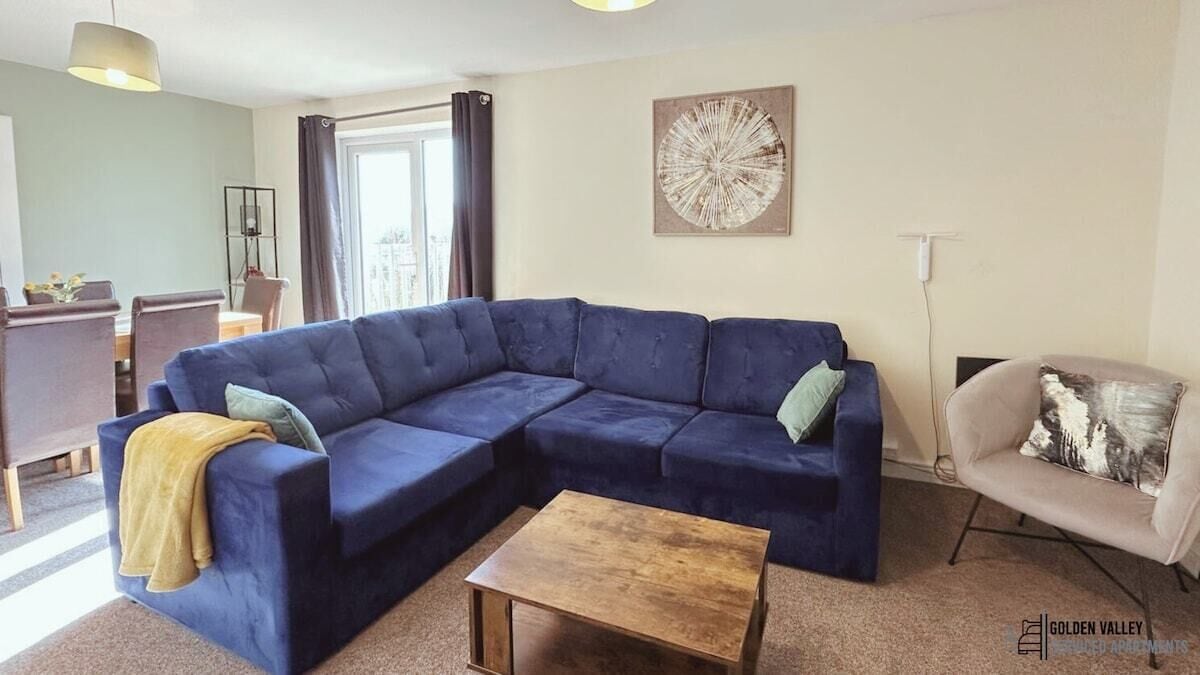 Modern & Spacious Flat With Balcony Views - Stroud, UK