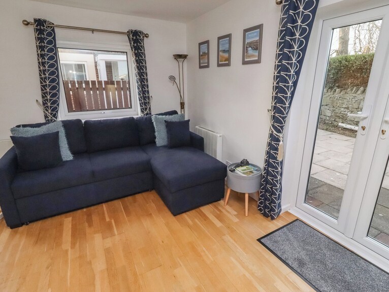 Beadlin Cottage, Pet Friendly, With A Garden In Beadnell - Beadnell