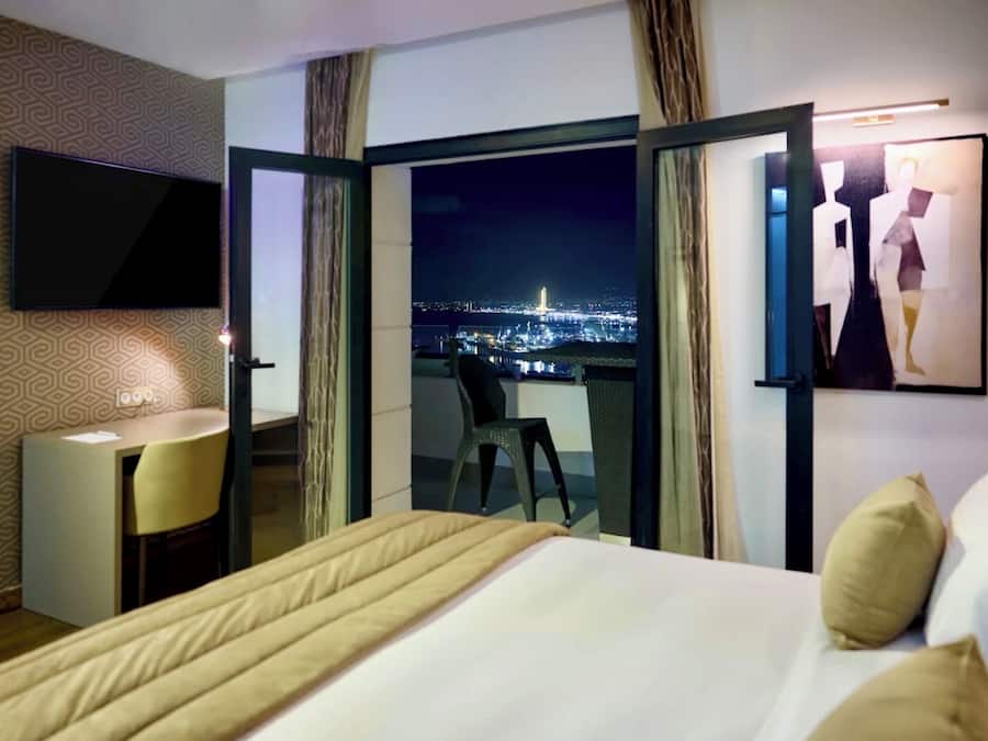 Roupas de cama premium, frigobar, cofres nos quartos, escrivaninha