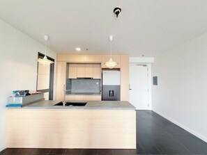 Suíte família, 3 quartos, acesso ao Club Lounge, vista para a cidade | Cozinha privada | Geladeira grande, micro-ondas, fogão, cooktop