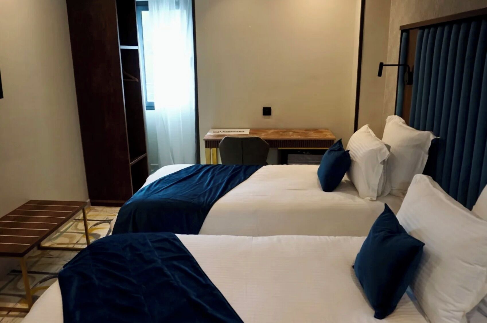 Quarto Duplo ou Twin Standard | Cofre no quarto, secretária 