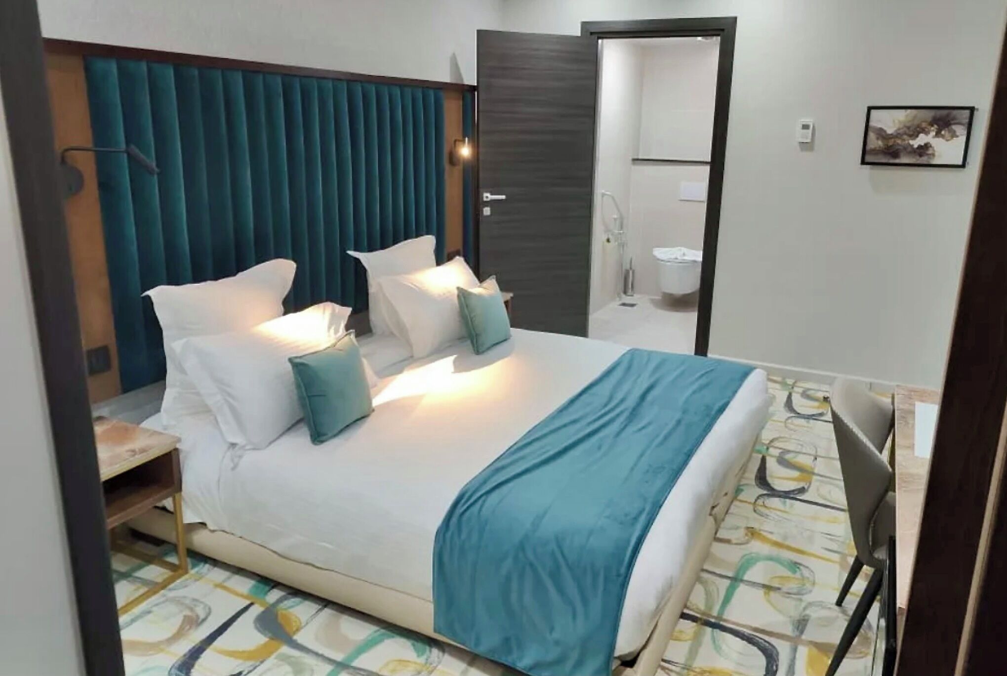 Quarto Duplo ou Twin Standard | Cofre no quarto, secretária 