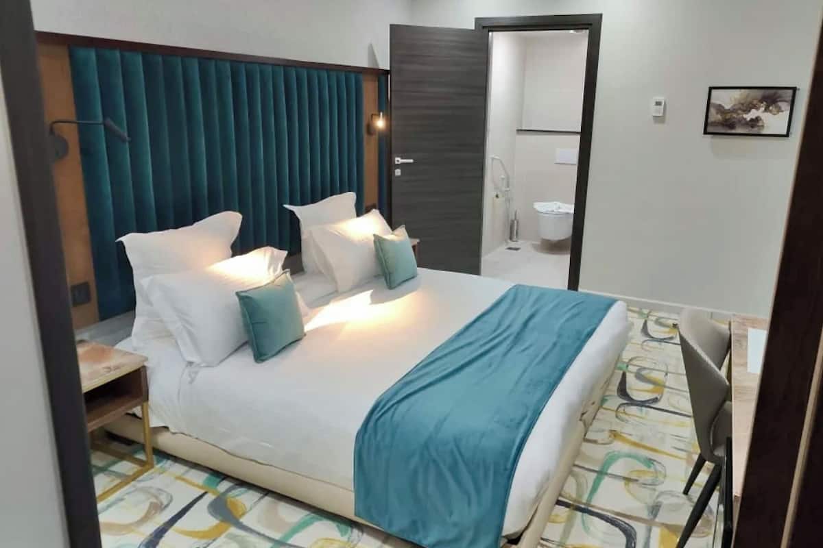 Quarto Duplo ou Twin Standard | Cofre no quarto, secretária