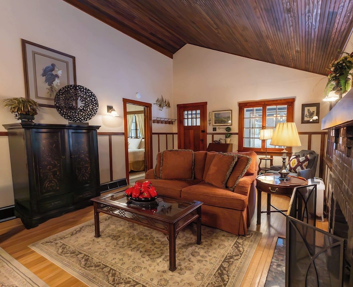 Charming Craftsman Cottage, Walk To Beach - Holland Tulip Time Festival