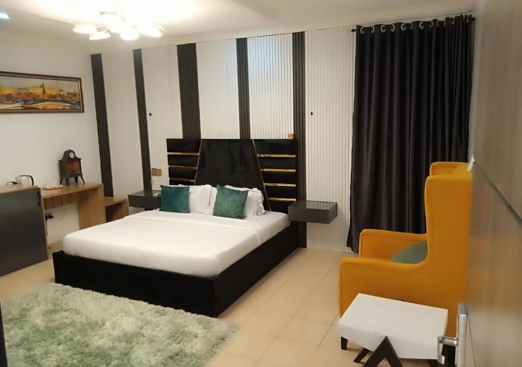 Quarto Económico, varanda, Vista para a cidade | Secretária, secretária adequada para computadores portáteis 