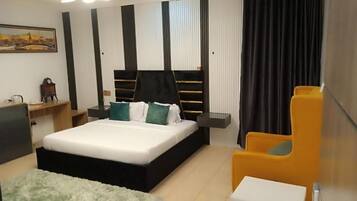 Quarto Económico, varanda, Vista para a cidade | Secretária, secretária adequada para computadores portáteis