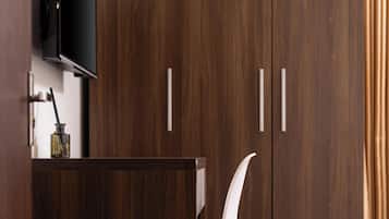 Quarto casal executivo, vista para a cidade | Escrivaninha, espaço de trabalho para notebook, Wi-Fi de cortesia