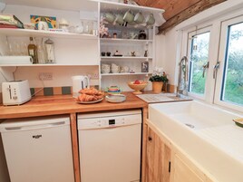 Uma máquina de lavar louça, utensílios de cozinha 