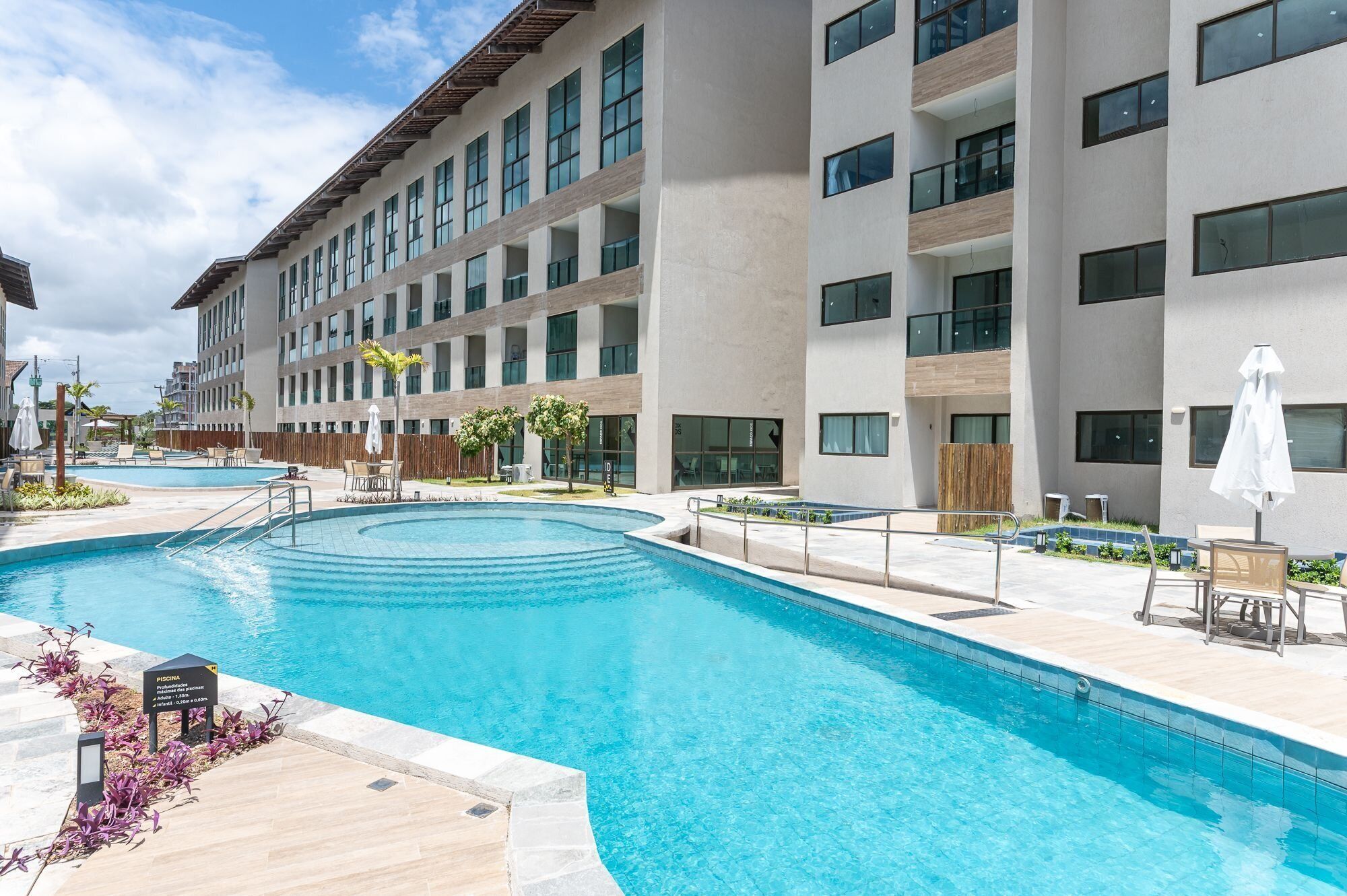 Apartamento Básico | Piscina | Piscina exterior 