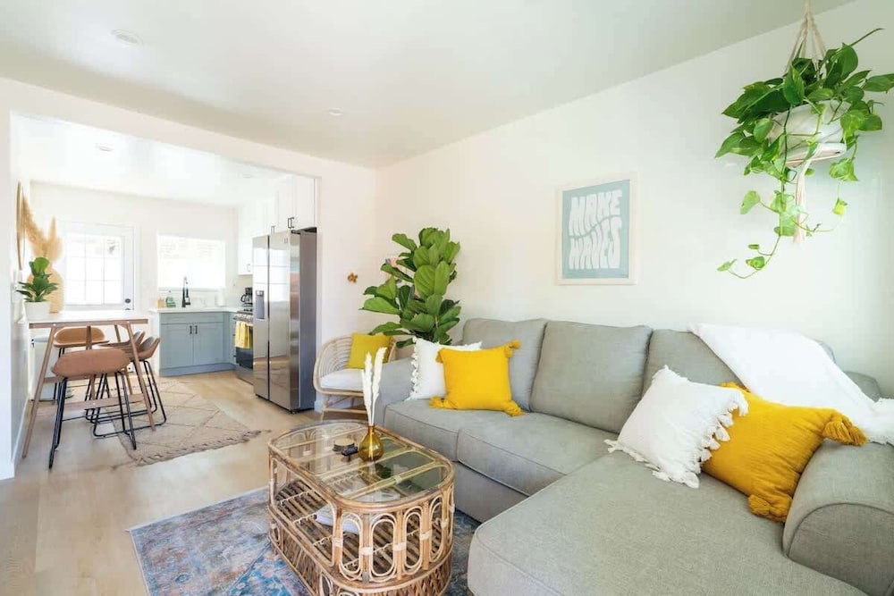 Modern Boho Apt | Walk to Beach & Pier | Private Patio - San Diego | Stayz