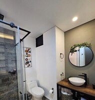 Suíte superluxo | Banheiro | Chuveiro, secador de cabelo, toalhas de banho, sabonete
