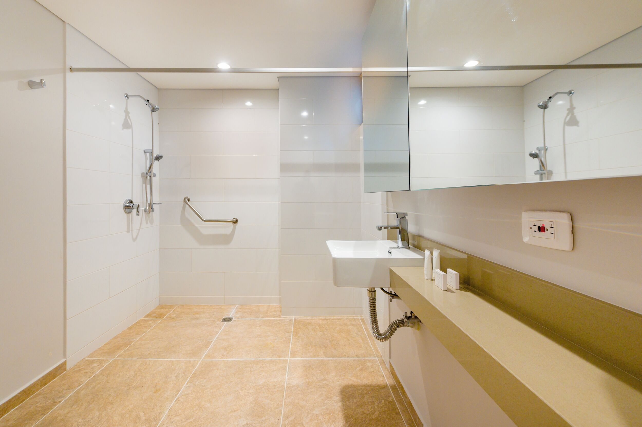 Apartamento Deluxe | Casa de banho | Um polibã, um secador de cabelo, toalhas fornecidas, sabão 