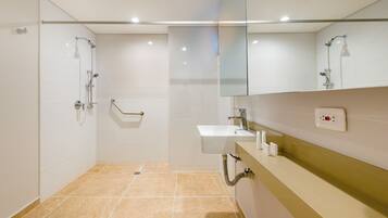 Apartamento Deluxe | Casa de banho | Um polibã, um secador de cabelo, toalhas fornecidas, sabão