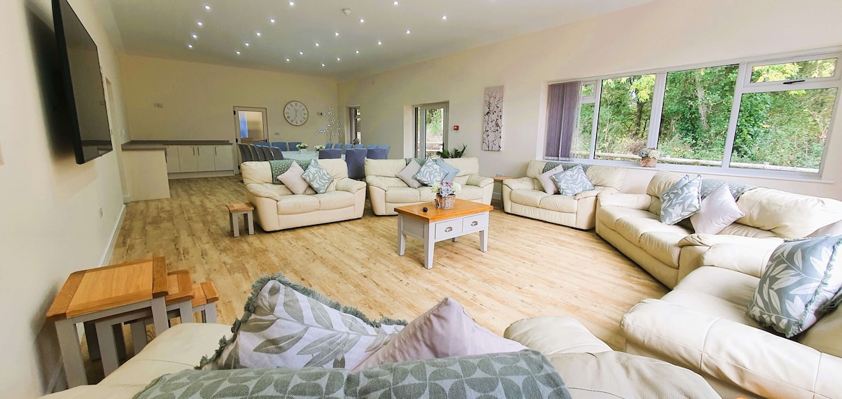 Woodside Retreat Private Barn With Ensuite Bedrooms, 3 Hot Tubs, Sleeps 18 - Blandford Forum
