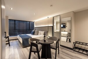 Quarto Deluxe, Vista para a cidade | Secretária, secretária adequada para computadores portáteis 
