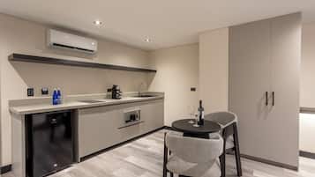 Quarto luxo, vista para a cidade | Cozinha privada | Frigobar, micro-ondas, cooktop, talheres/pratos/utensílios de cozinha