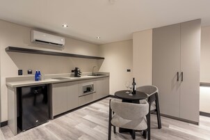 Quarto Deluxe, Vista para a cidade | Cozinha privada | Minifrigorífico, um micro-ondas, uma placa de cozinha 