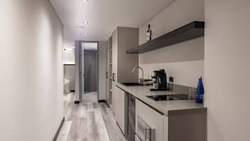 Quarto presidencial | Cozinha privada | Frigobar, micro-ondas, cooktop, talheres/pratos/utensílios de cozinha