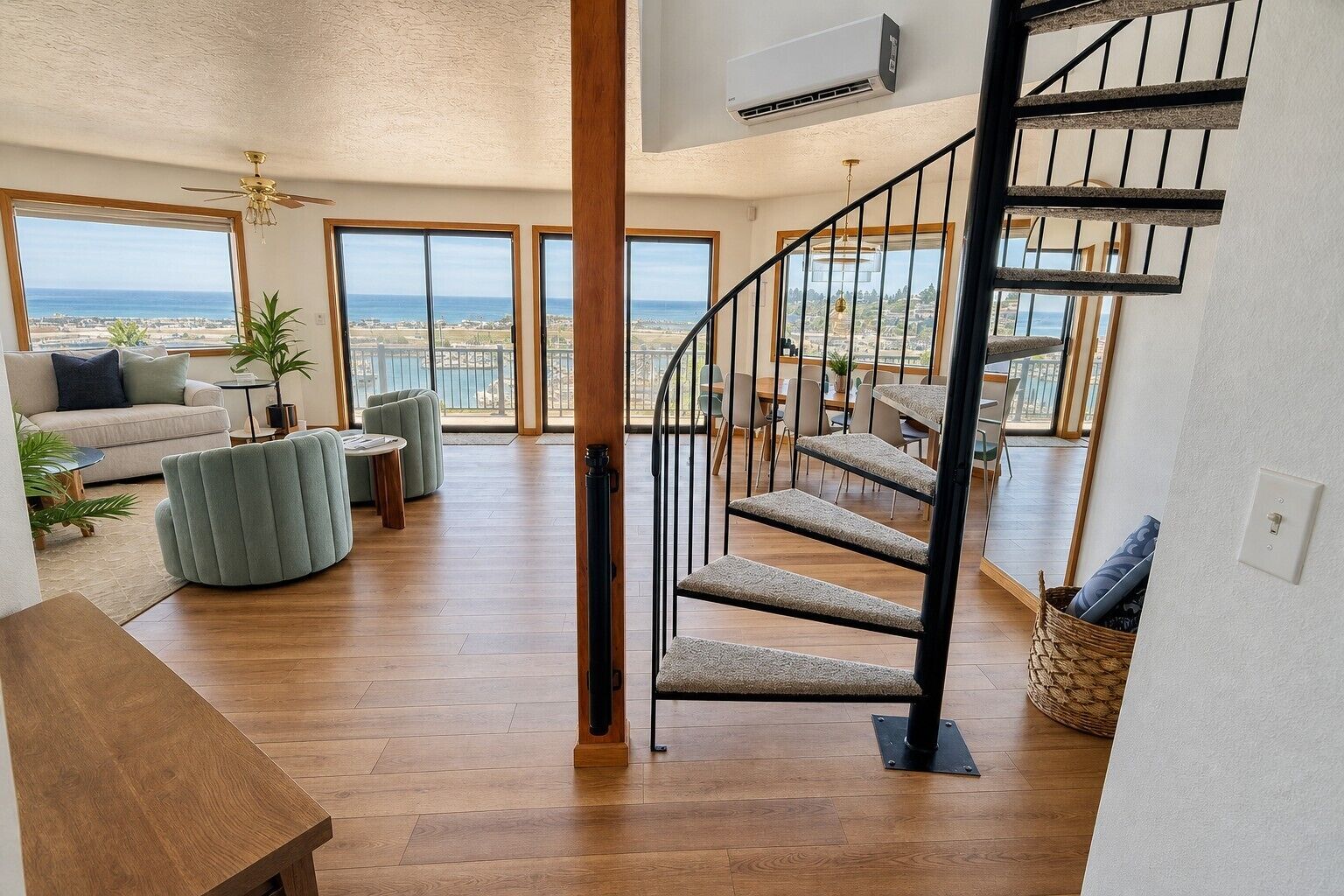 The White Haus: Harbor Views, Private Hot Tub, Game Room - Walk To Beach & Food - Brookings