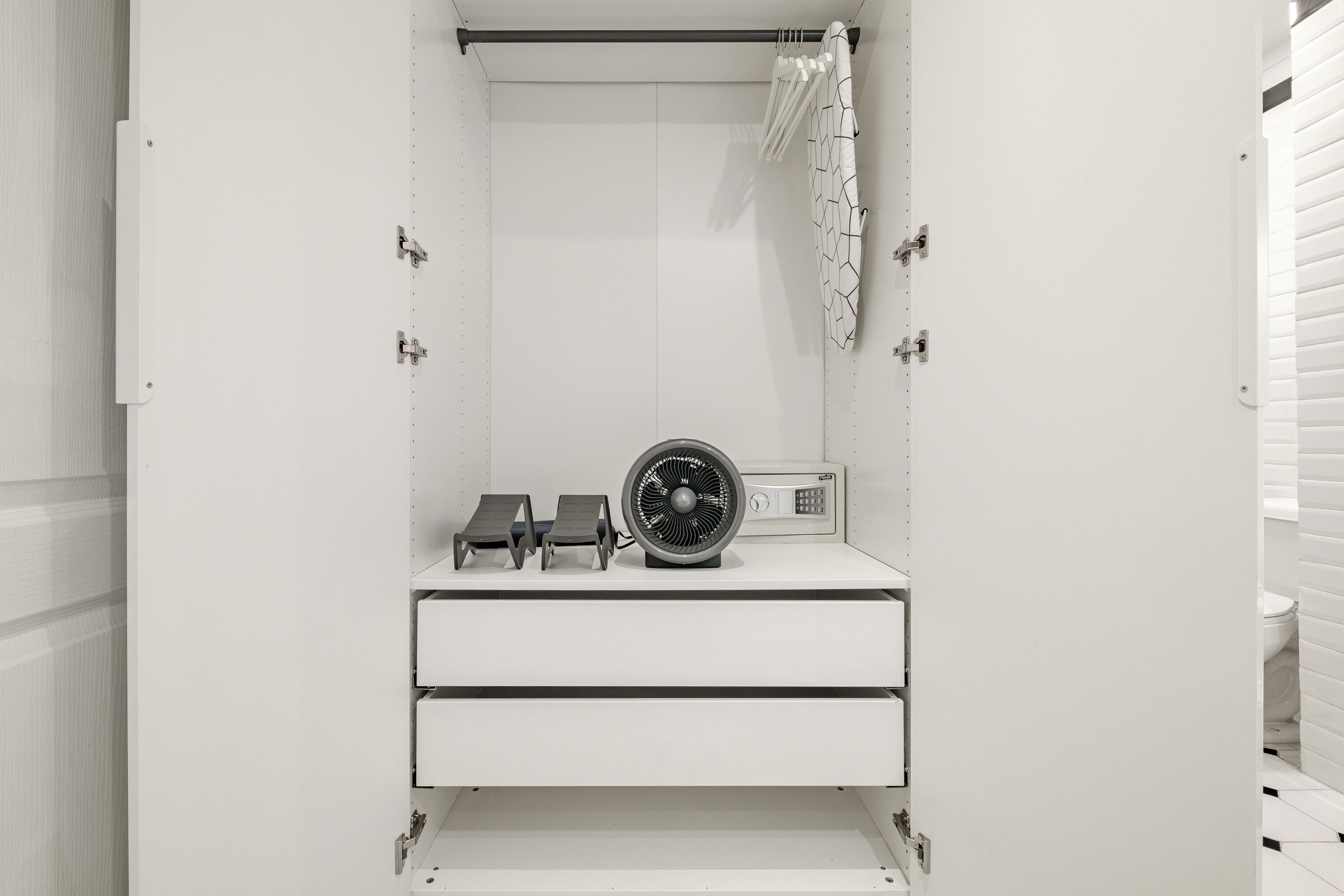 Estúdio conforto | Cofres nos quartos, cortinas blackout, quartos à prova de som