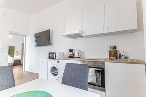 Apartamento básico | Cozinha privada | Frigobar, micro-ondas, fogão, cooktop