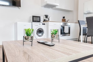 Apartamento básico | Cozinha privada | Frigobar, micro-ondas, fogão, cooktop