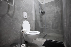 Apartamento Básico | Casa de banho | Um polibã, artigos de higiene pessoal grátis, um secador de cabelo