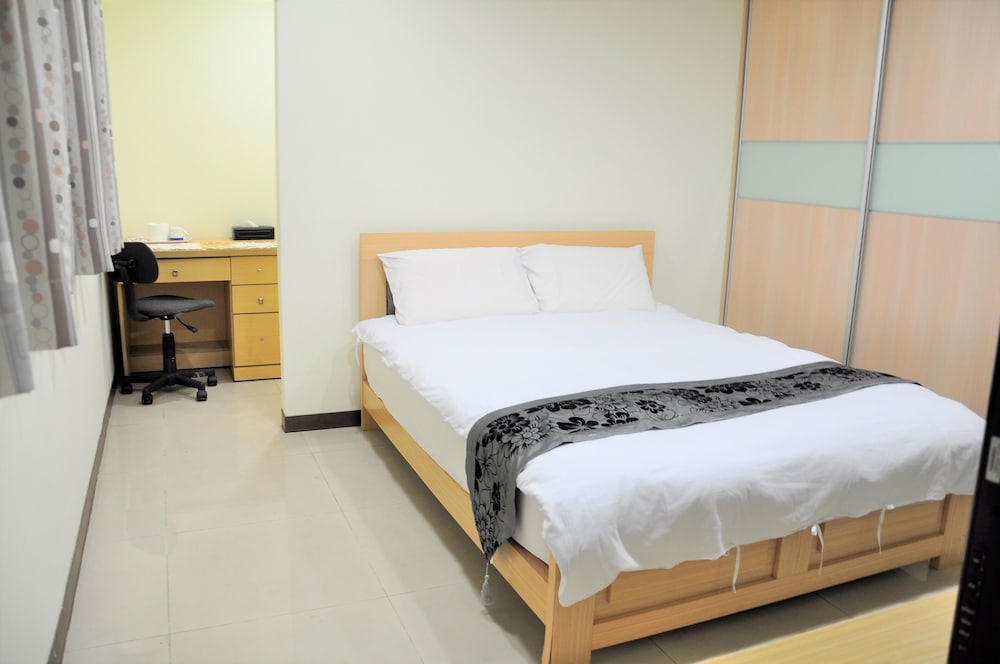 Jinjiang 19 3B - Studio apartment with AC in delightful Taipei City ...