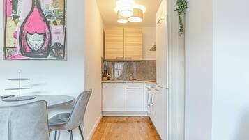 Apartamento básico | Cozinha privada | Geladeira, fogão, cooktop, lava-louças