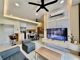 Apartamento Premier, Vista para a cidade | Sala de estar | Televisor LCD de 42 polegadas com canais digitais