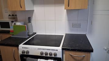 Um frigorífico, um micro-ondas, um forno, uma placa de cozinha
