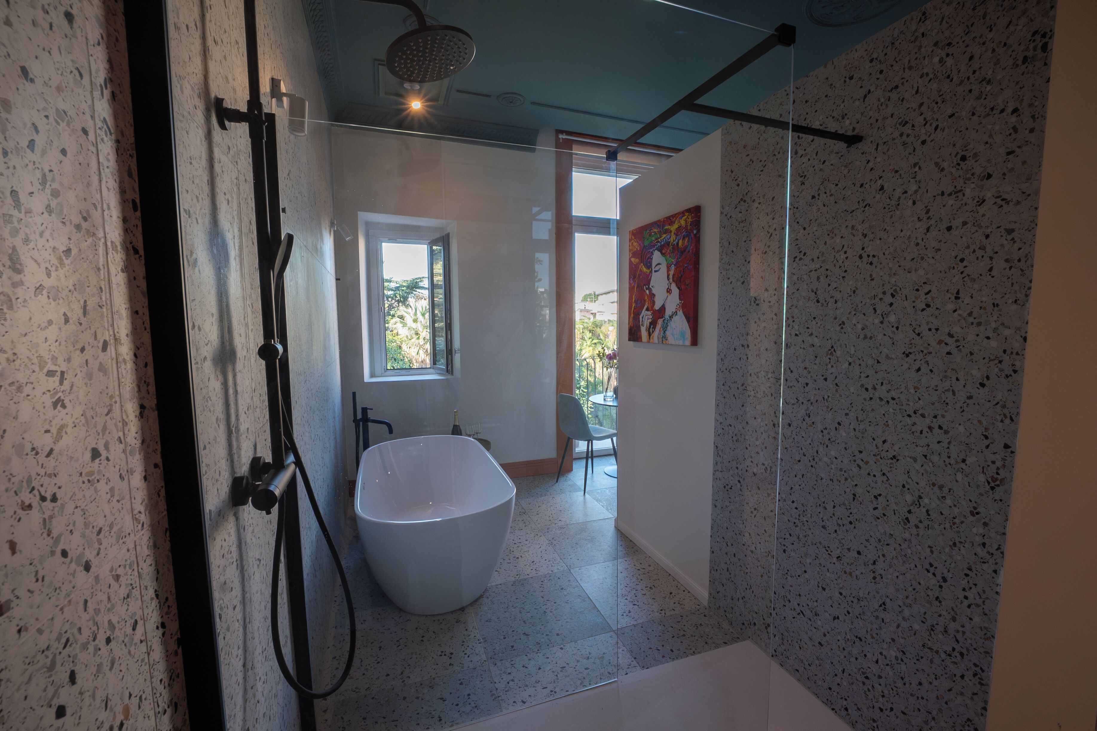 Quarto, varanda, vista para a montanha | Casa de banho | Um polibã e uma banheira separados, um secador de cabelo, um bidé 