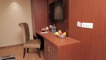 Secretária, ferro/tábua de engomar, Wi-fi grátis