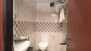 Um polibã, chinelos, toalhas fornecidas, sabão