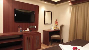 Secretária, ferro/tábua de engomar, Wi-fi grátis