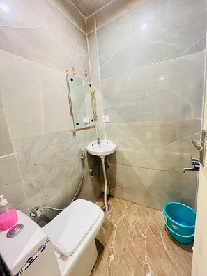 Toalhas fornecidas, sabão, champô, papel higiénico 