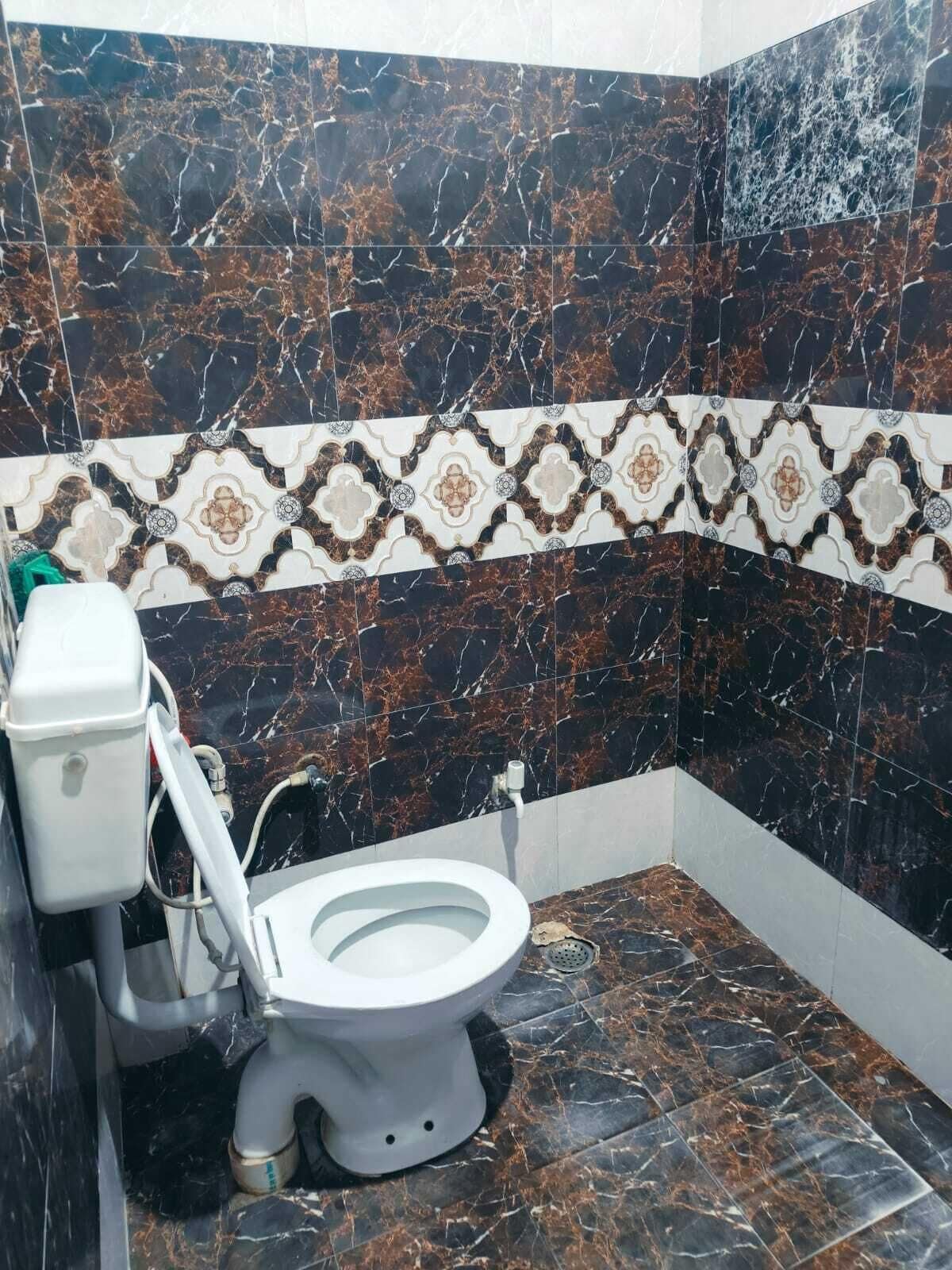 Chuveiro, toalhas de banho, sabonete, shampoo