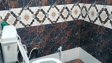 Chuveiro, toalhas de banho, sabonete, shampoo