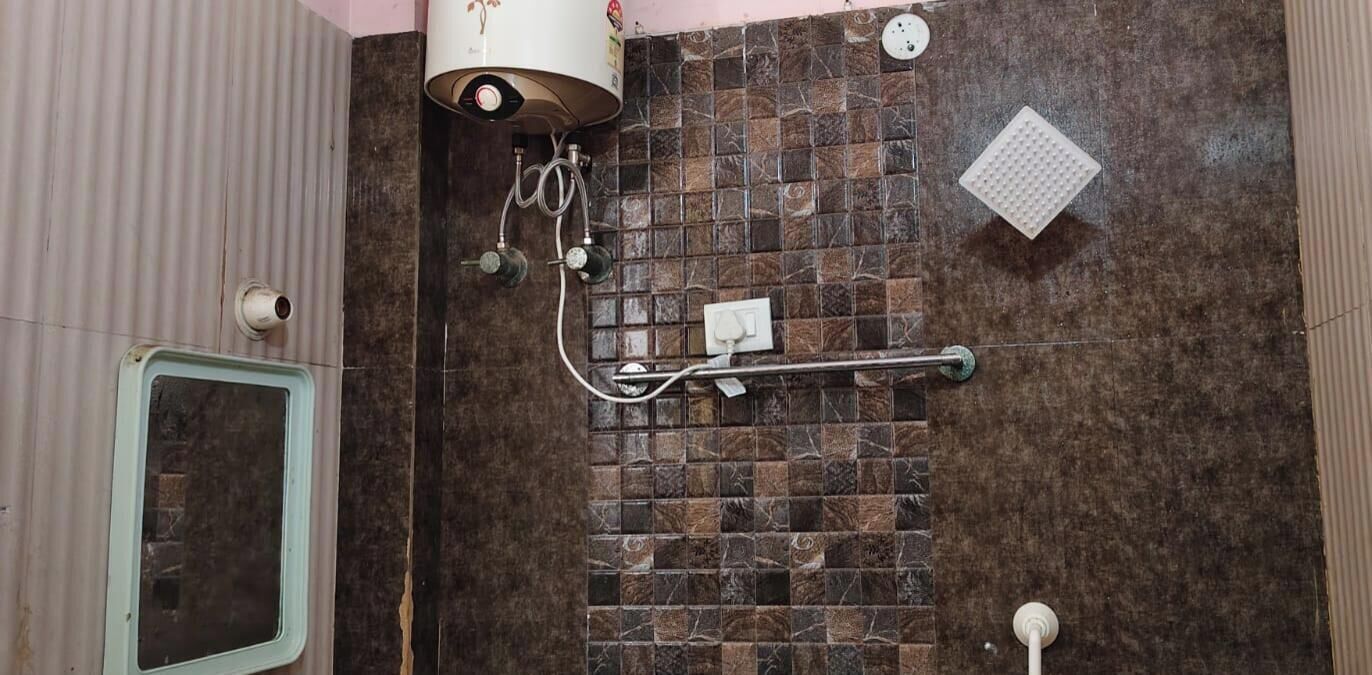 Quarto casal luxo | Banheiro | Chuveiro, toalhas de banho, sabonete 