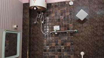 Quarto casal luxo | Banheiro | Chuveiro, toalhas de banho, sabonete