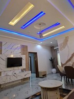 Suíte, vista para a cidade | Opções para refeição no quarto